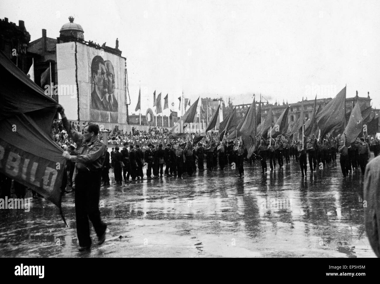 Maikundgebung mit Parade vor den Abbildungen von Josef Stalin und ...