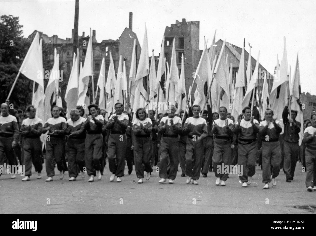Maikundgebung mit Parade der FDJ in Ost Berlin, DDR 1950er Jahre. 1st ...