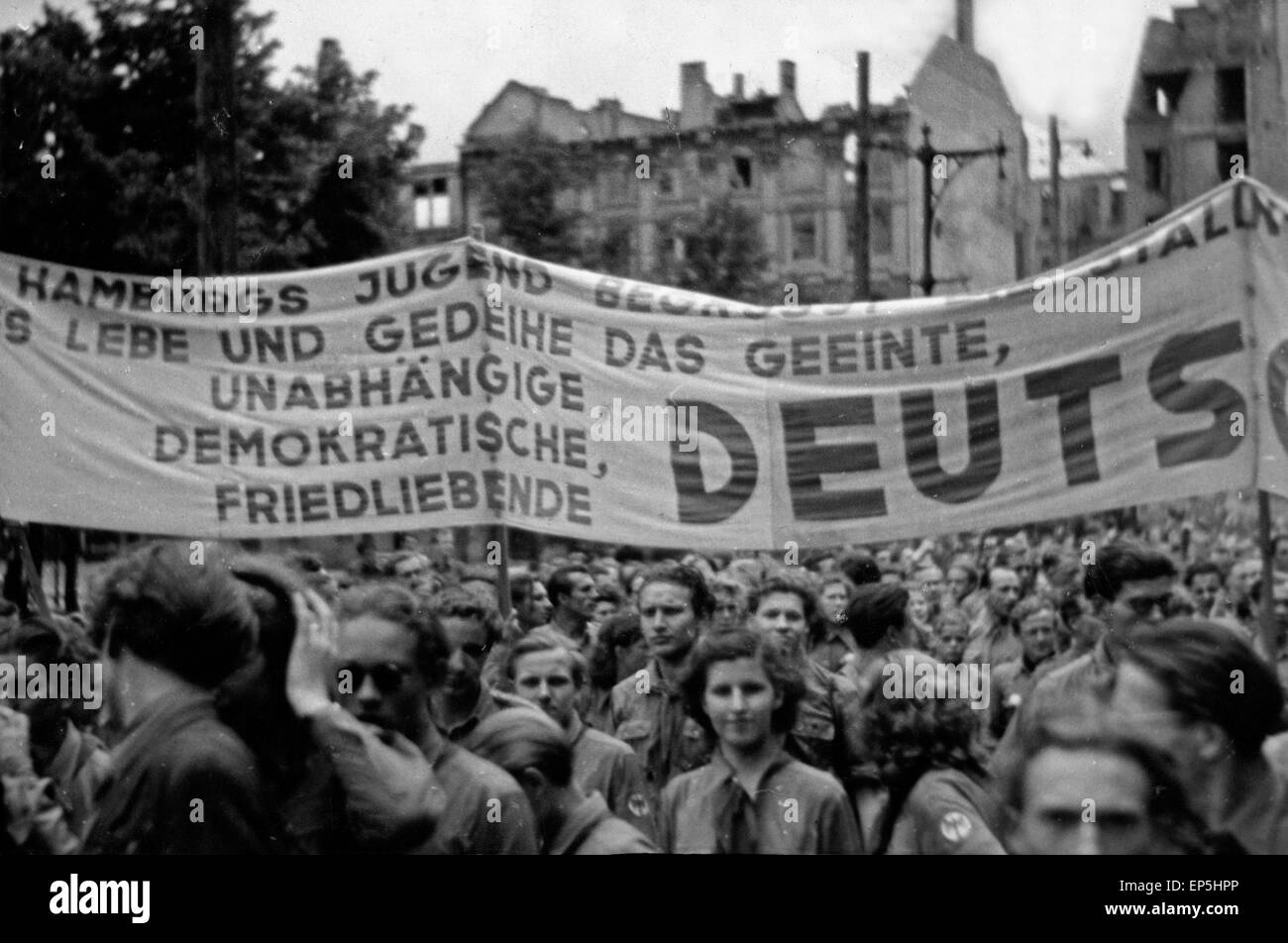 Maikundgebung mit Parade der FDJ in Ost Berlin, DDR 1950er Jahre. 1st ...