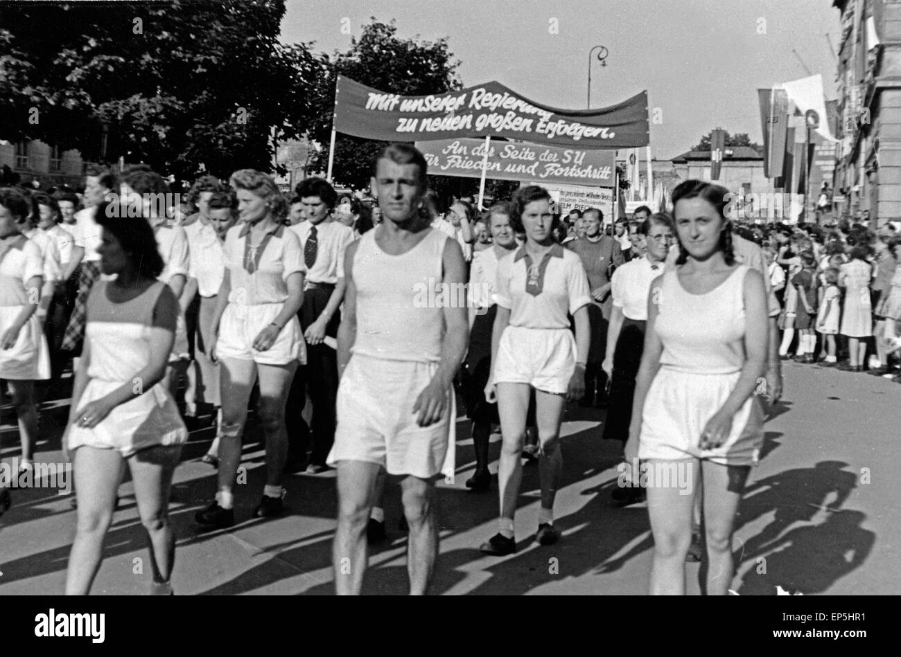Maikundgebung mit Parade in Görlitz, DDR 1950er Jahre. 1st of May rally with parade at Goerlitz ...