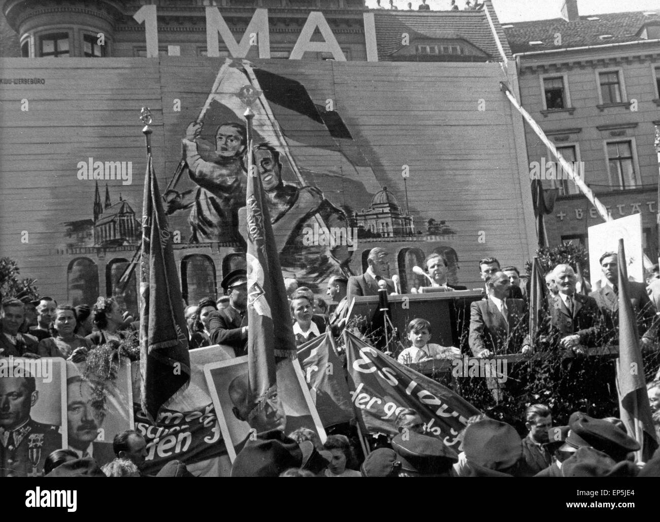Maikundgebung der FDJ in Ost Berlin, DDR 1950er Jahre. 1st of May rally ...