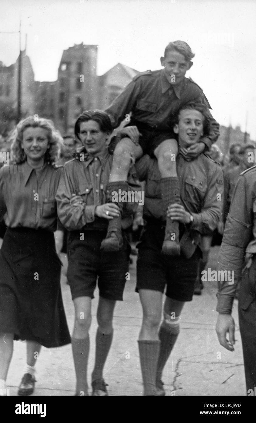 Maikundgebung der FDJ in Ost Berlin, DDR 1950er Jahre. 1st of May rally ...