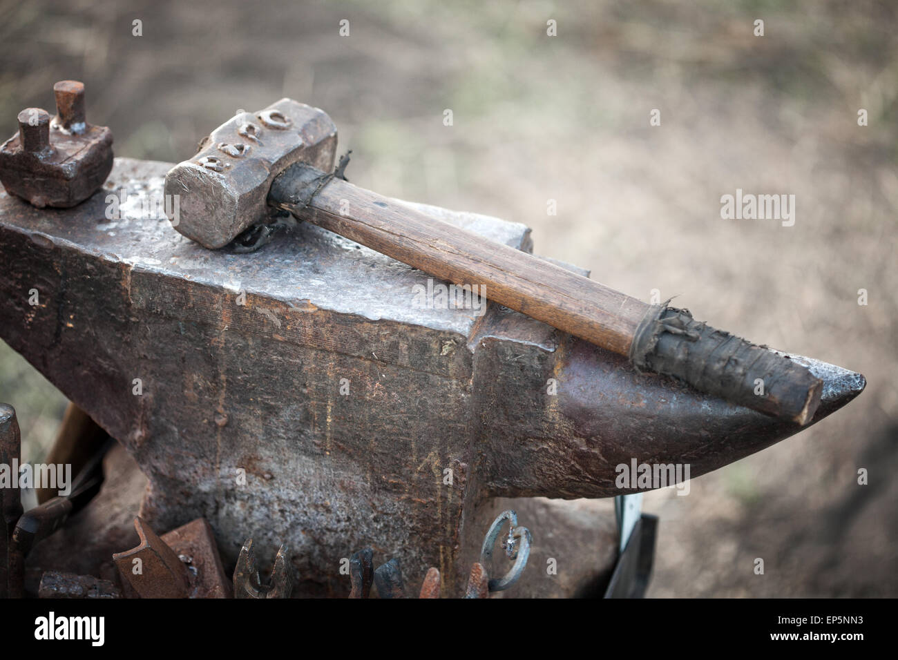 hammer on blacksmith anvil Stock Photo - Alamy