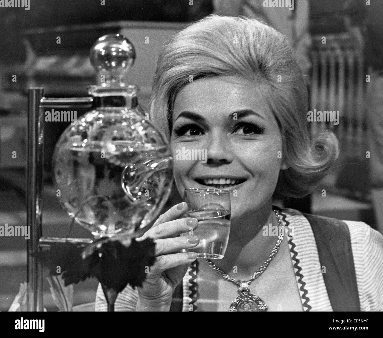 Deutsche Schlagersängerin Christa Williams bei einem Glas Wasser ...