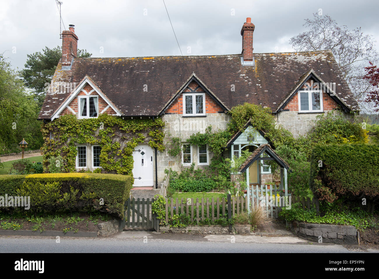Beautiful quaint cottages hi-res stock photography and images - Alamy
