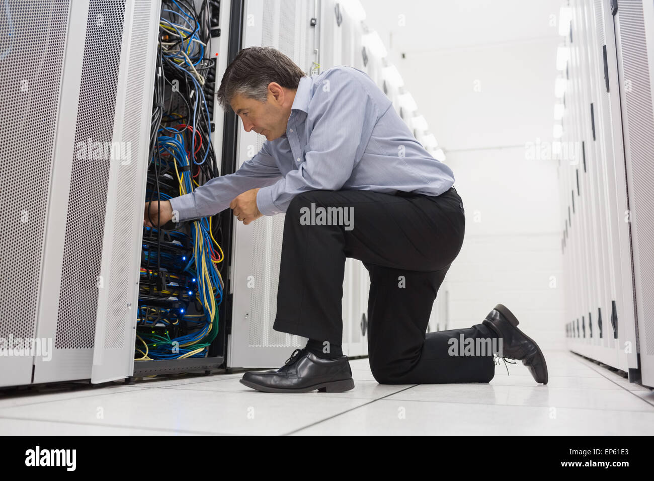 Data center tech kneeling server hi-res stock photography and images ...