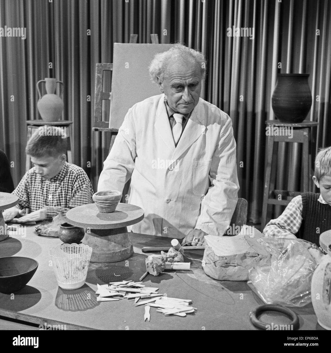 Der Bildhauer, Grafiker und Schriftsteller Professor Kurt Harald ...