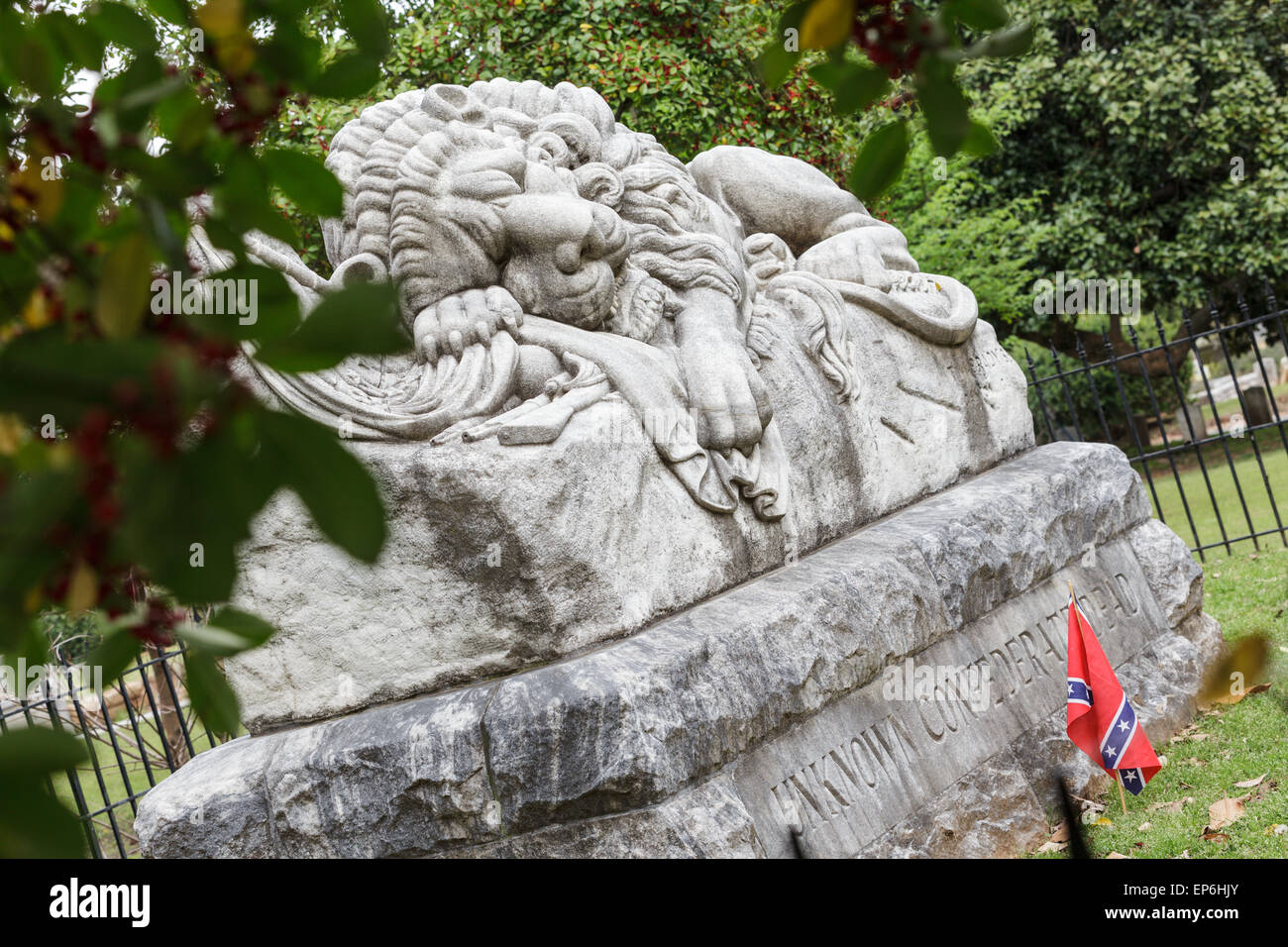 Tomb for unknown Confederate soldiers, Oakland Cemetery, Atlanta ...