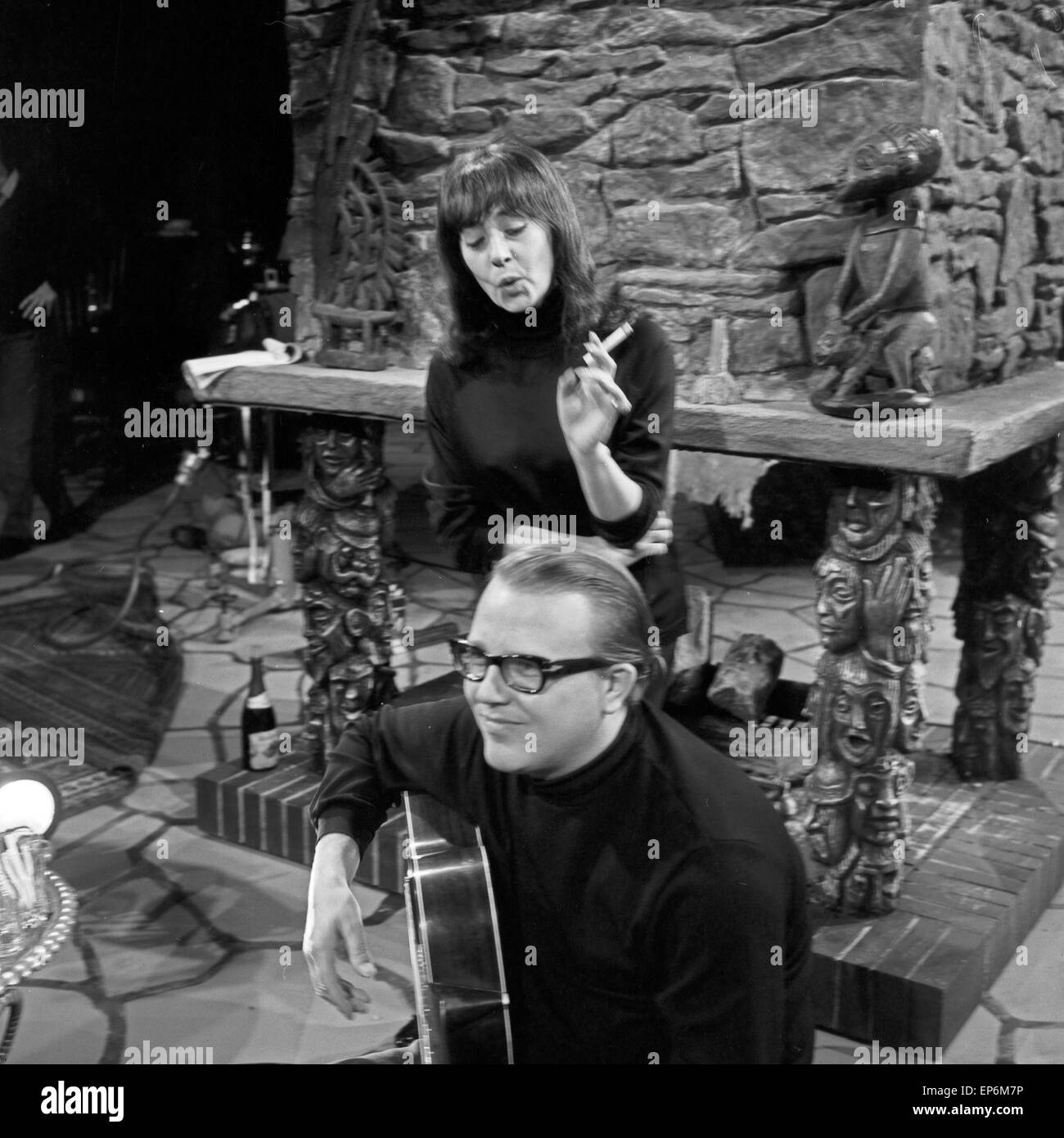 Jüdische Folk-Sängerin Belina mit Konzertgitarrist Siegfried Behrend in ...