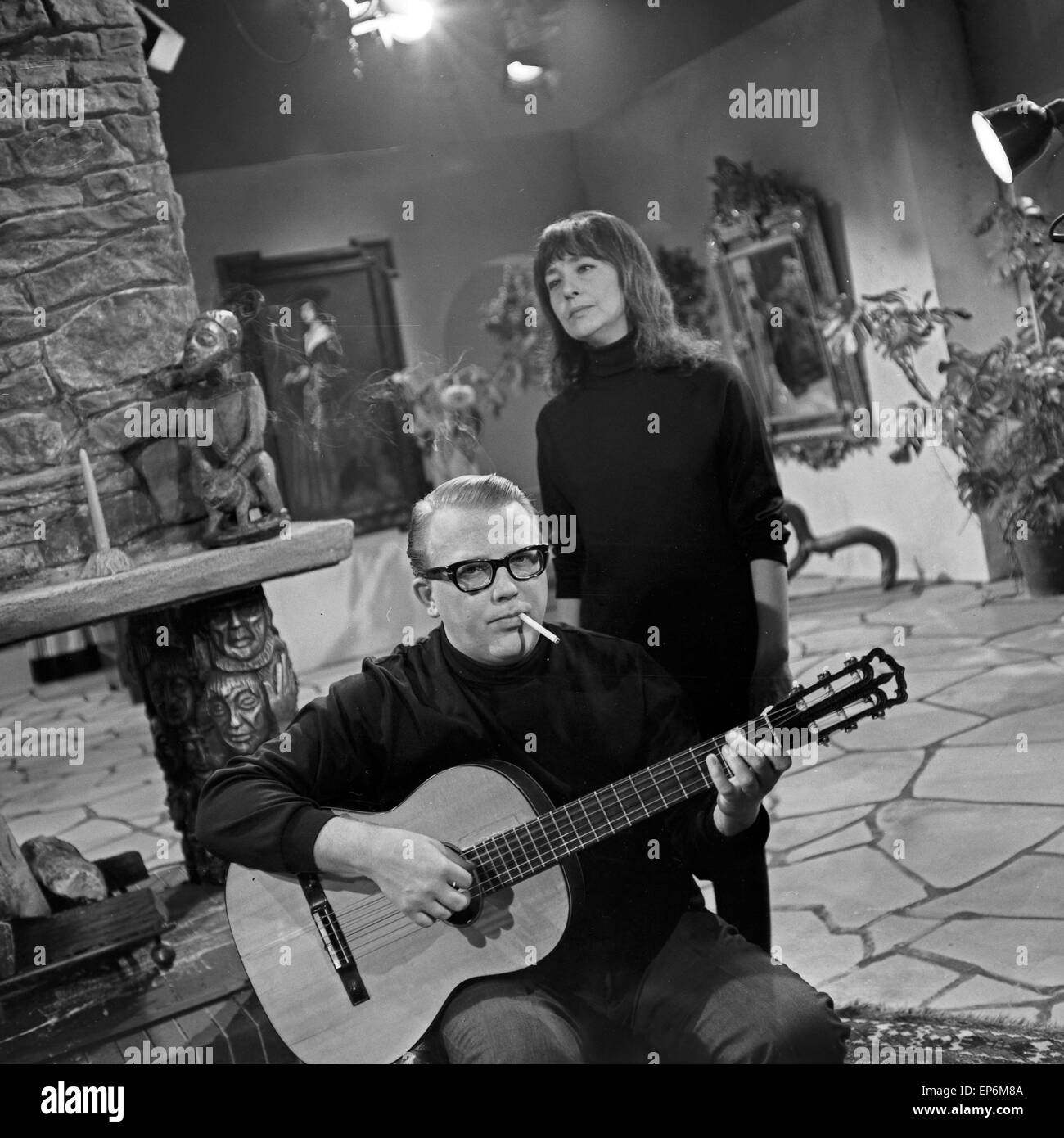Jüdische Folk-Sängerin Belina mit Konzertgitarrist Siegfried Behrend in ...