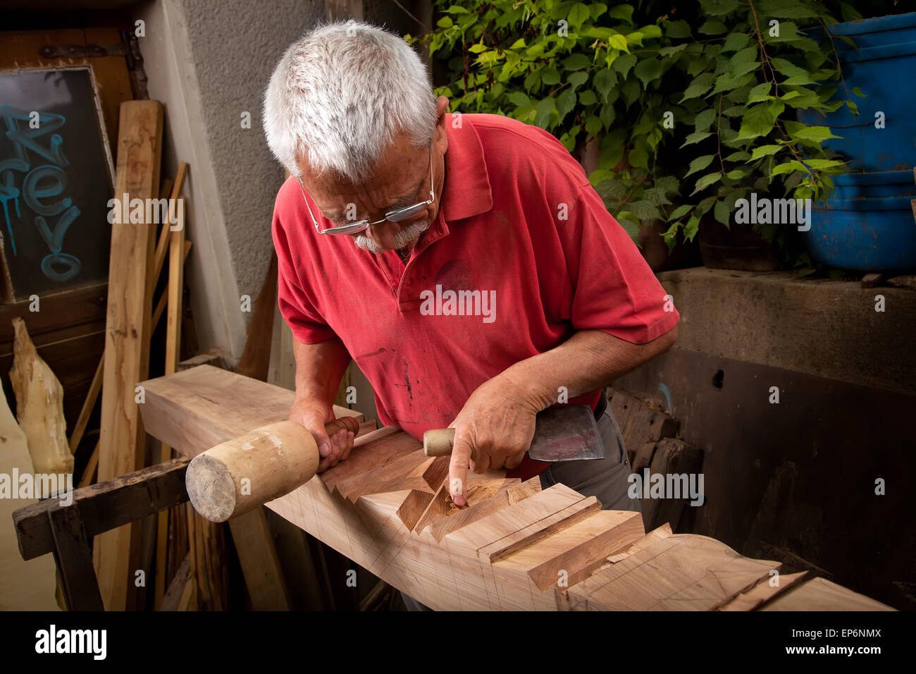 woodcarver working with mallet and chisel 7 Stock Photo - Alamy