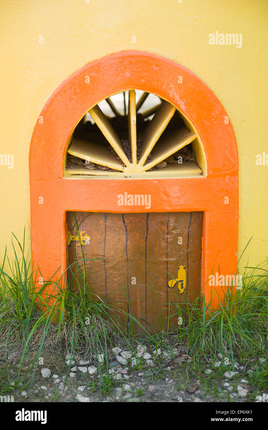 Dwarf wall hi-res stock photography and images - Alamy