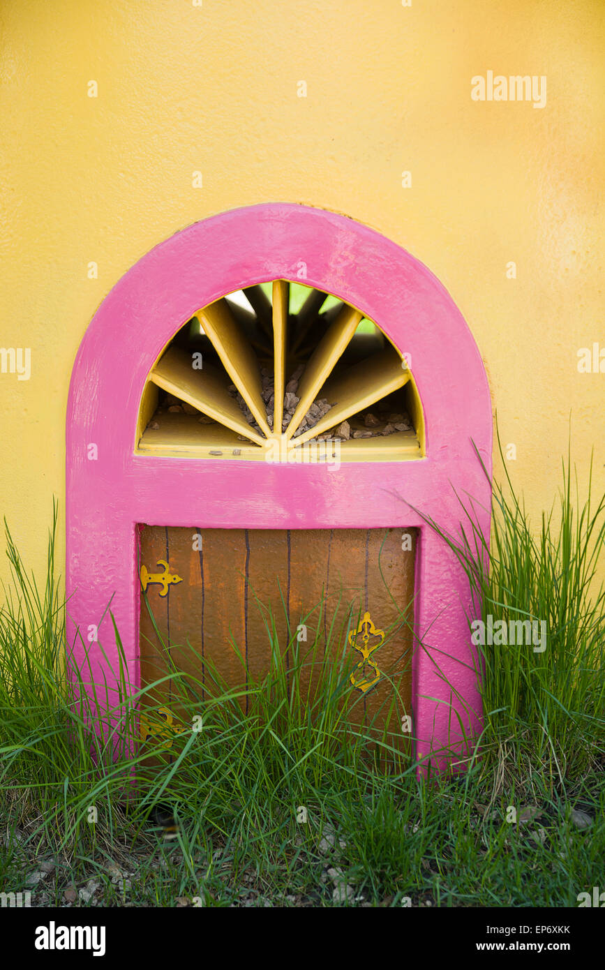 Dwarf wall hi-res stock photography and images - Alamy