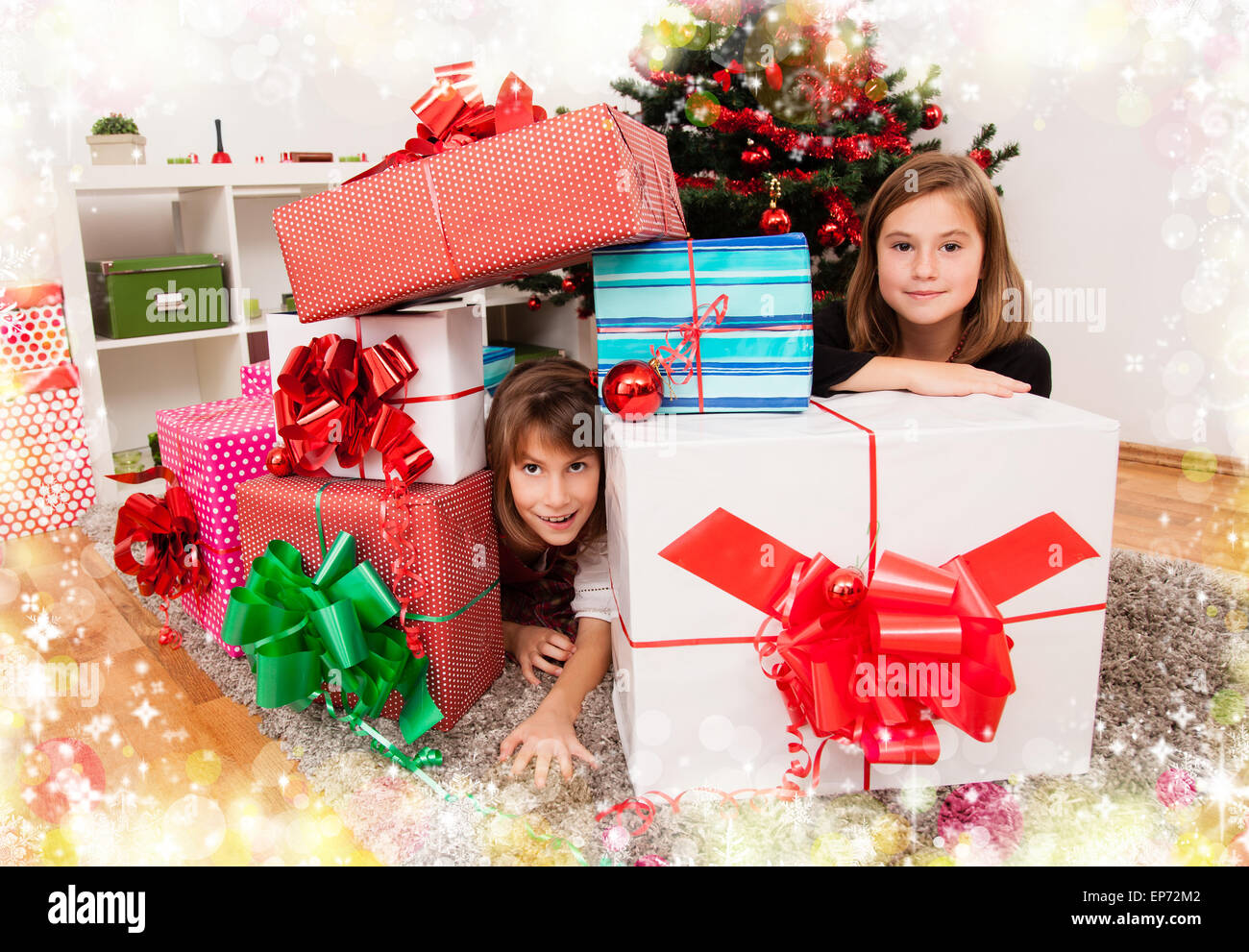 Kids with their christmas presents Stock Photo - Alamy
