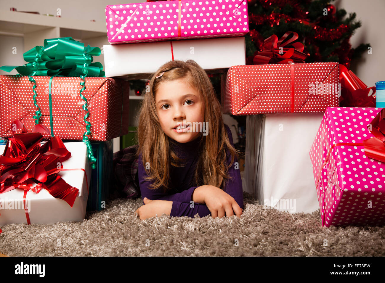 Happy kids with christmas present Stock Photo - Alamy