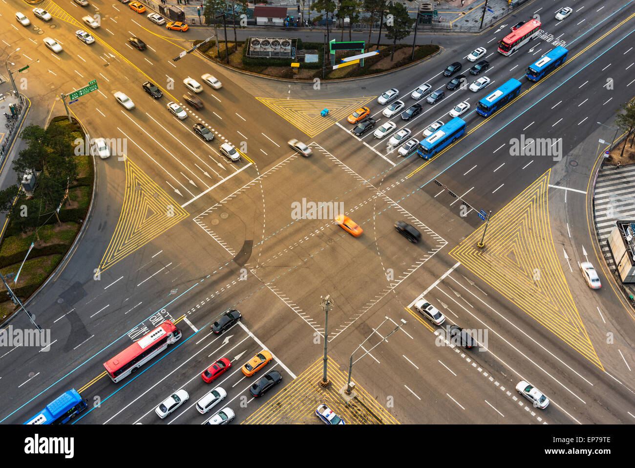 Vehicles pass through an intersection at rush hour in Gangnam, Seoul ...