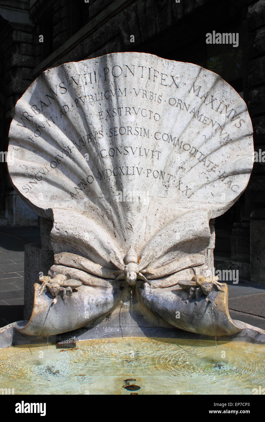 Bee fountain rome hi-res stock photography and images - Alamy