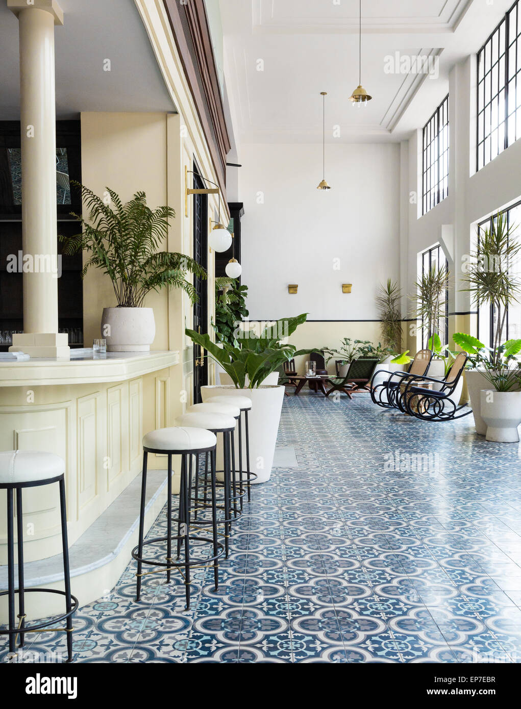 Luxury hotel lobby people hi-res stock photography and images - Alamy