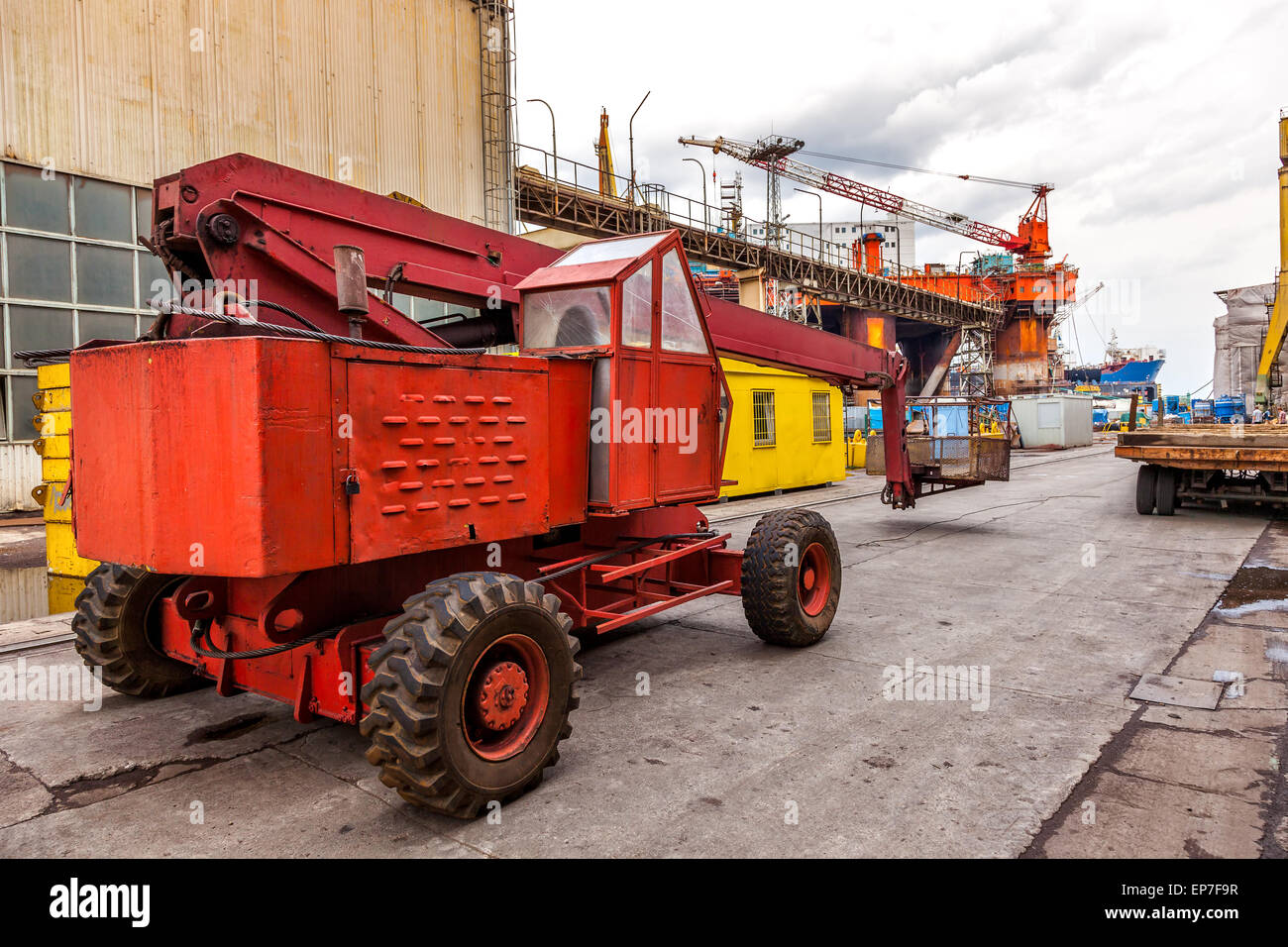 Crane lifting cage hi-res stock photography and images - Alamy