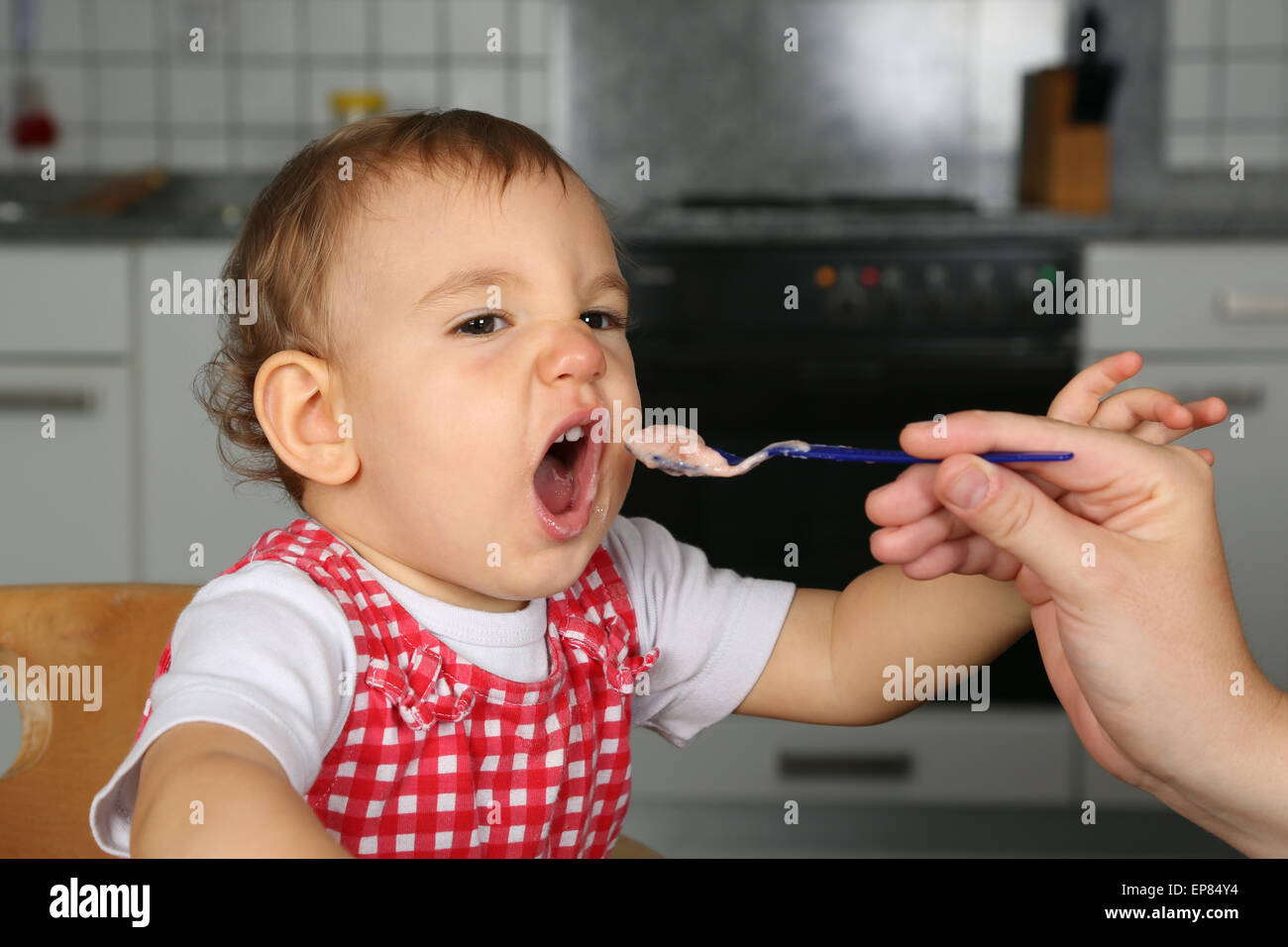 Kind kindheit mutter mutter mutter hi-res stock photography and images ...