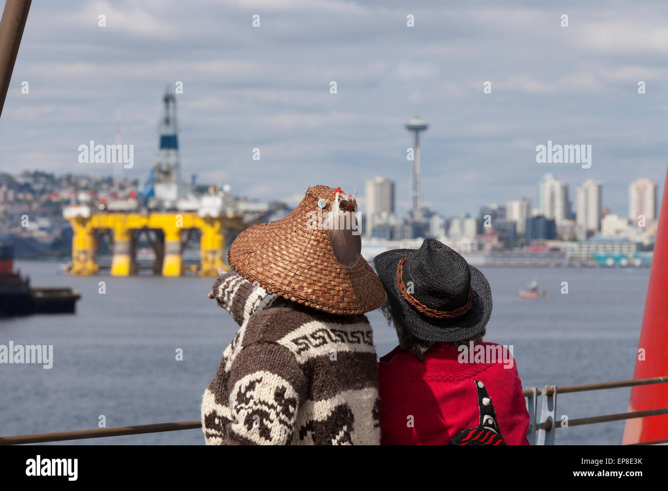 Seattle, Washington, USA. 14th May, 2015. Shell oil rig Transocean ...