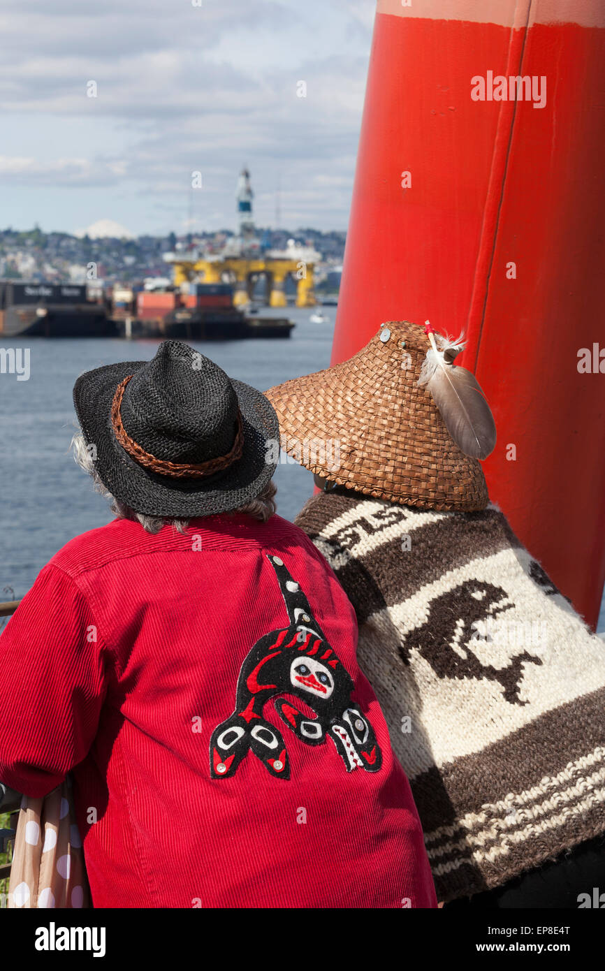 Seattle, Washington, USA. 14th May, 2015. Shell oil rig Transocean ...