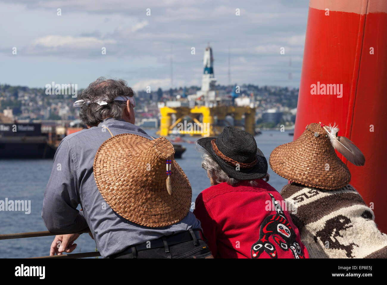 Seattle, Washington, USA. 14th May, 2015. Shell oil rig Transocean ...