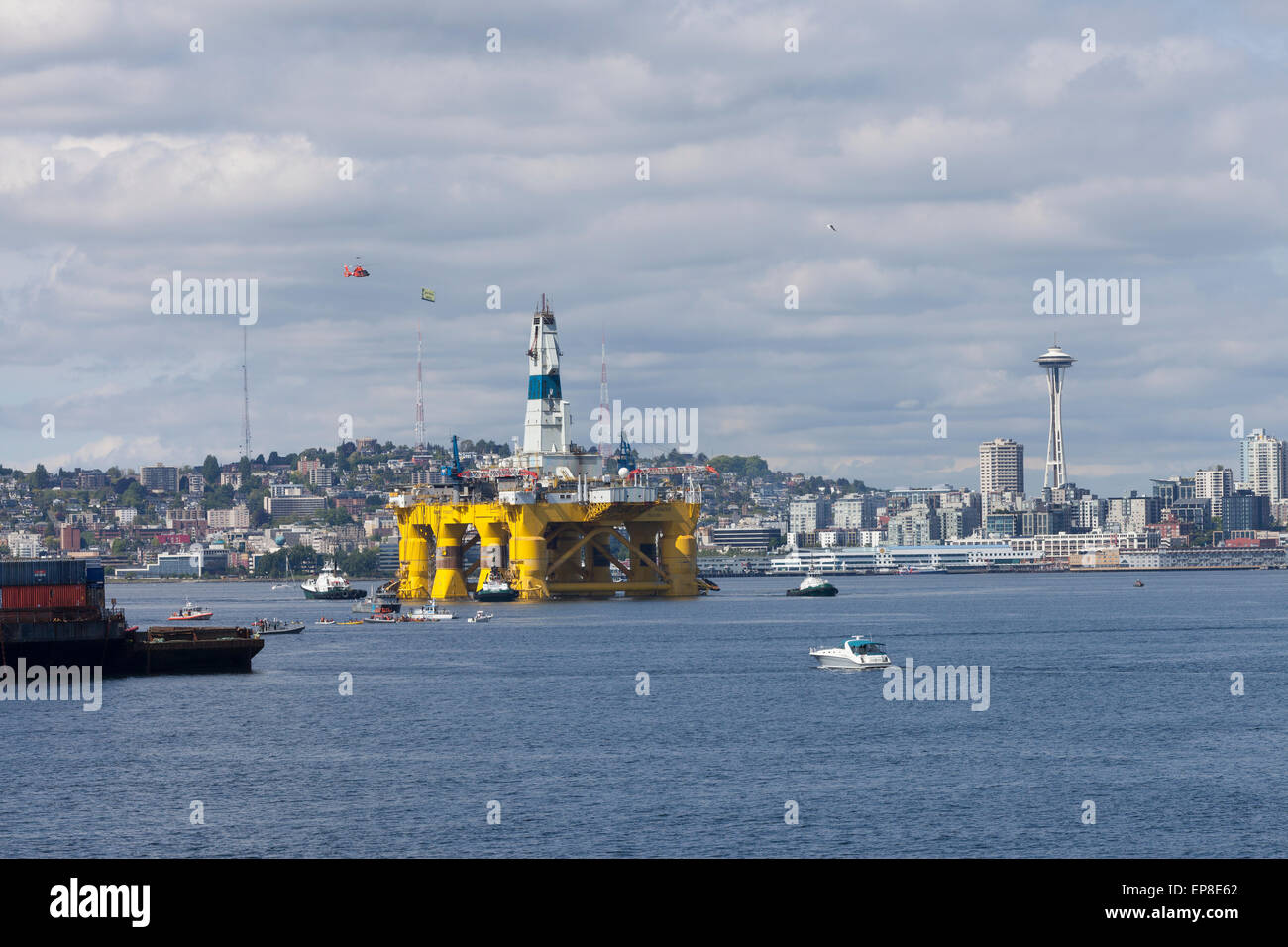 Seattle, Washington, USA. 14th May, 2015. Shell oil rig Transocean ...
