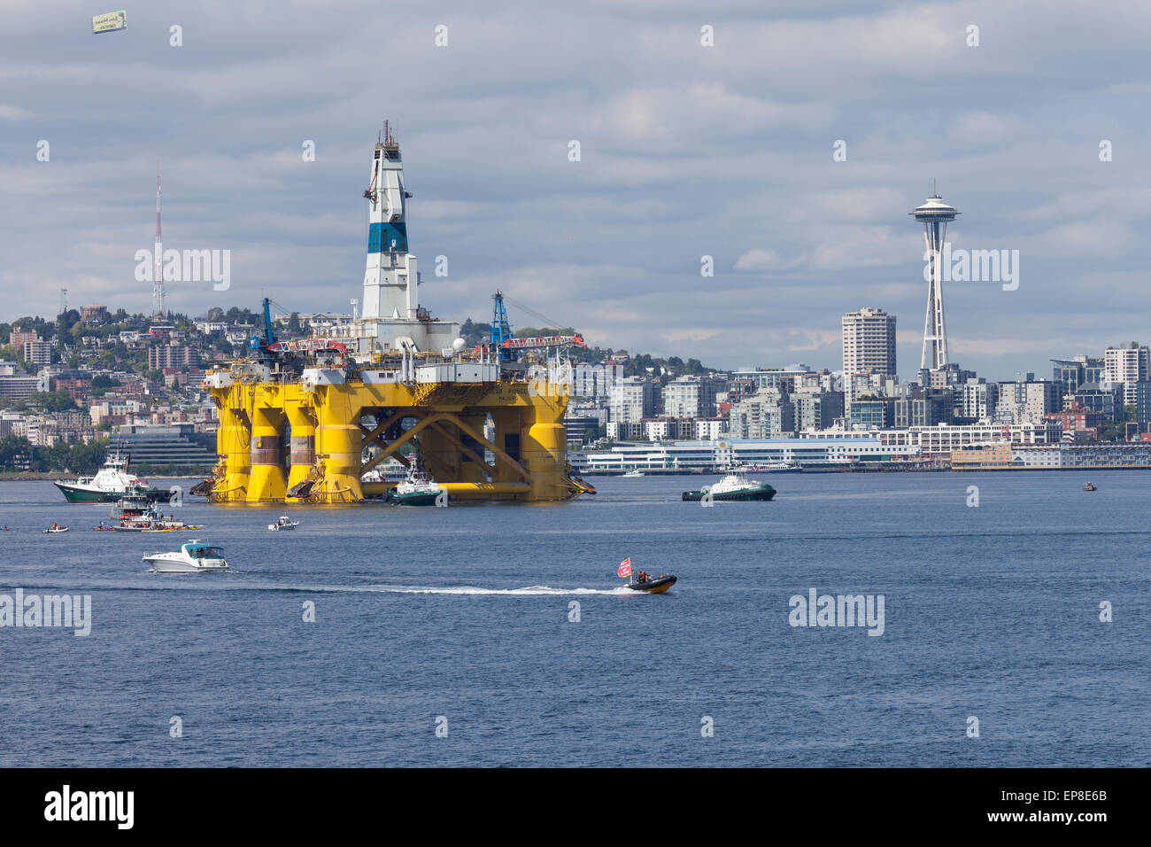 Seattle, Washington, USA. 14th May, 2015. Shell oil rig Transocean ...