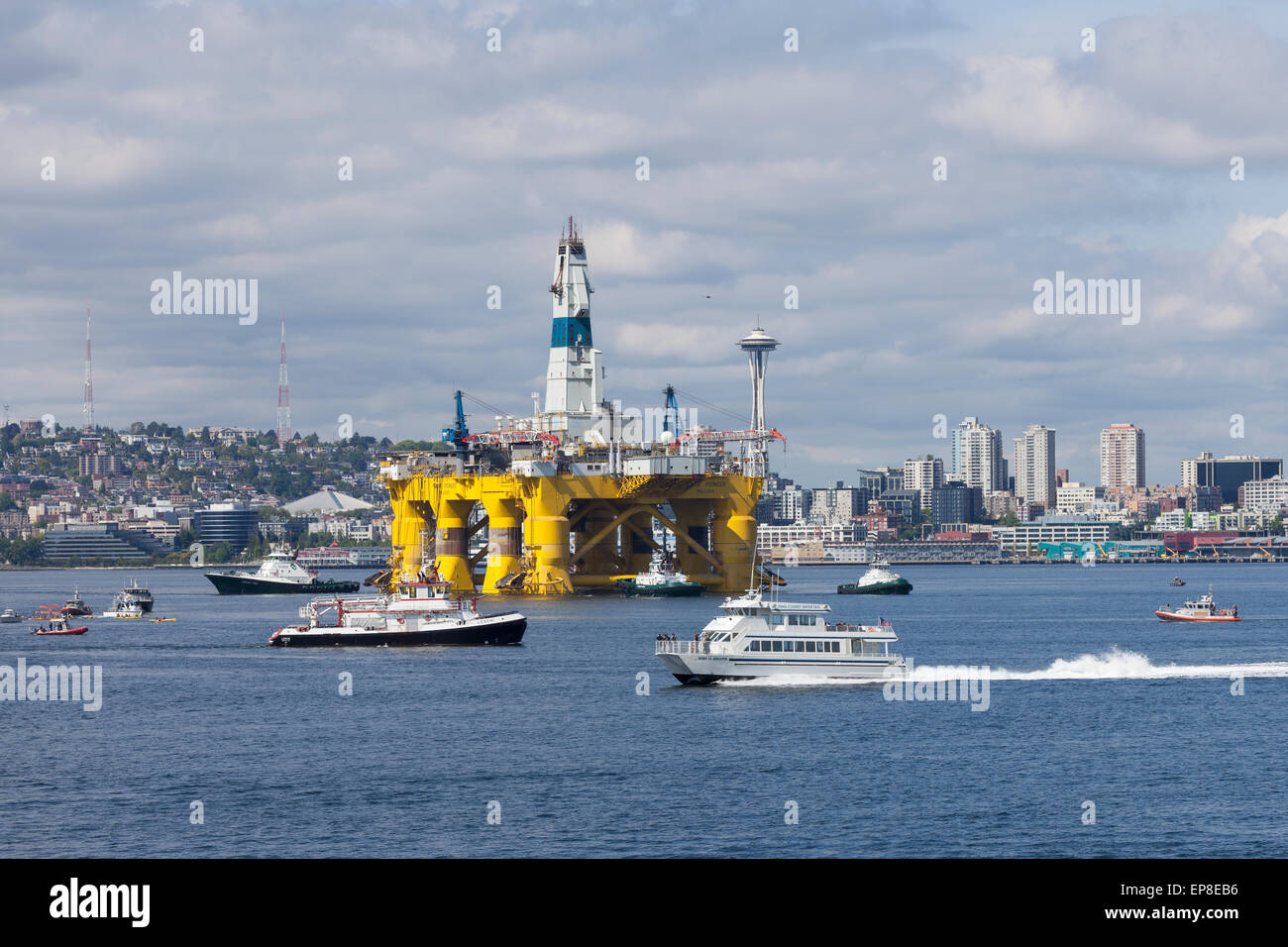Seattle, Washington, USA. 14th May, 2015. Shell oil rig Transocean ...