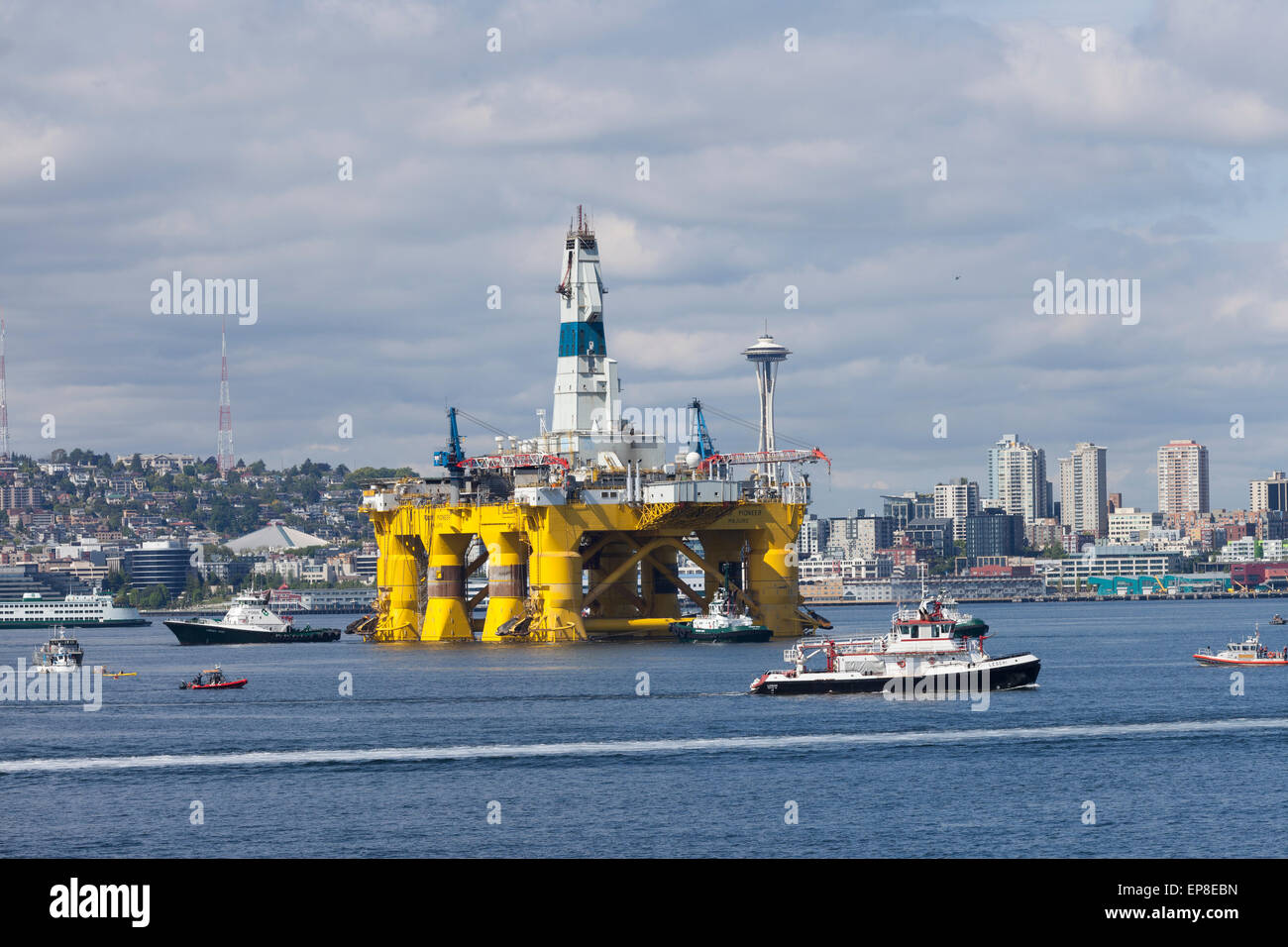 Seattle, Washington, USA. 14th May, 2015. Shell oil rig Transocean ...