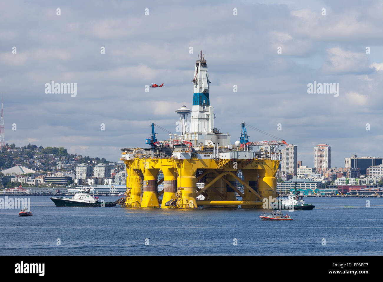 Seattle, Washington, USA. 14th May, 2015. Shell oil rig Transocean ...