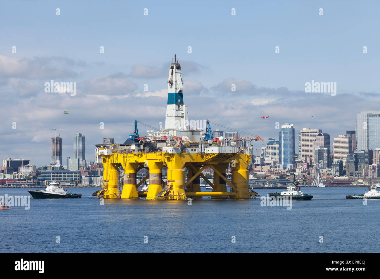 Seattle, Washington, USA. 14th May, 2015. Shell oil rig Transocean ...