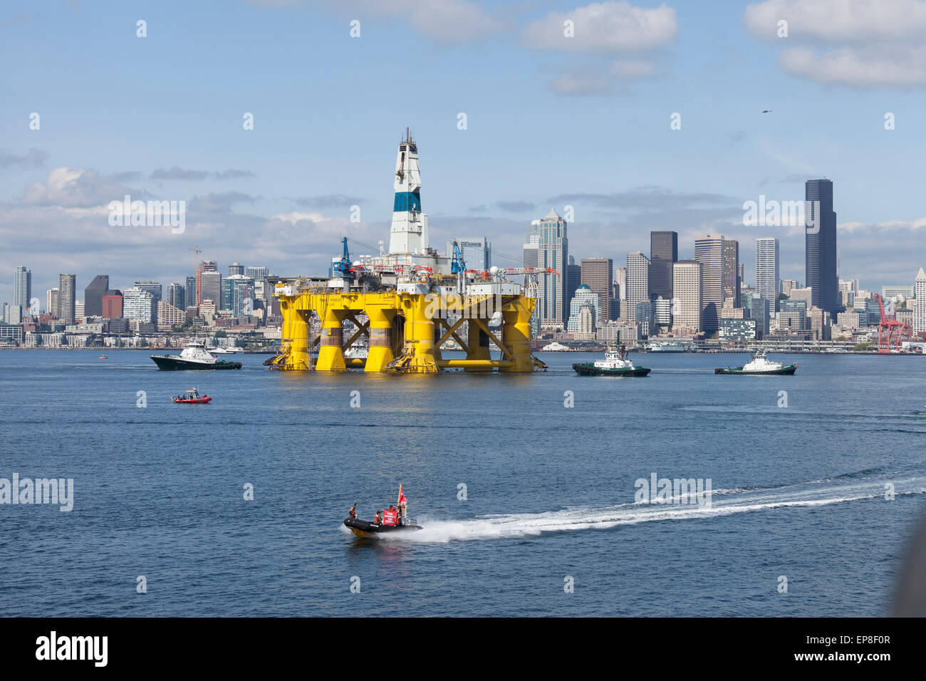 Seattle, Washington, USA. 14th May, 2015. Shell oil rig Transocean ...