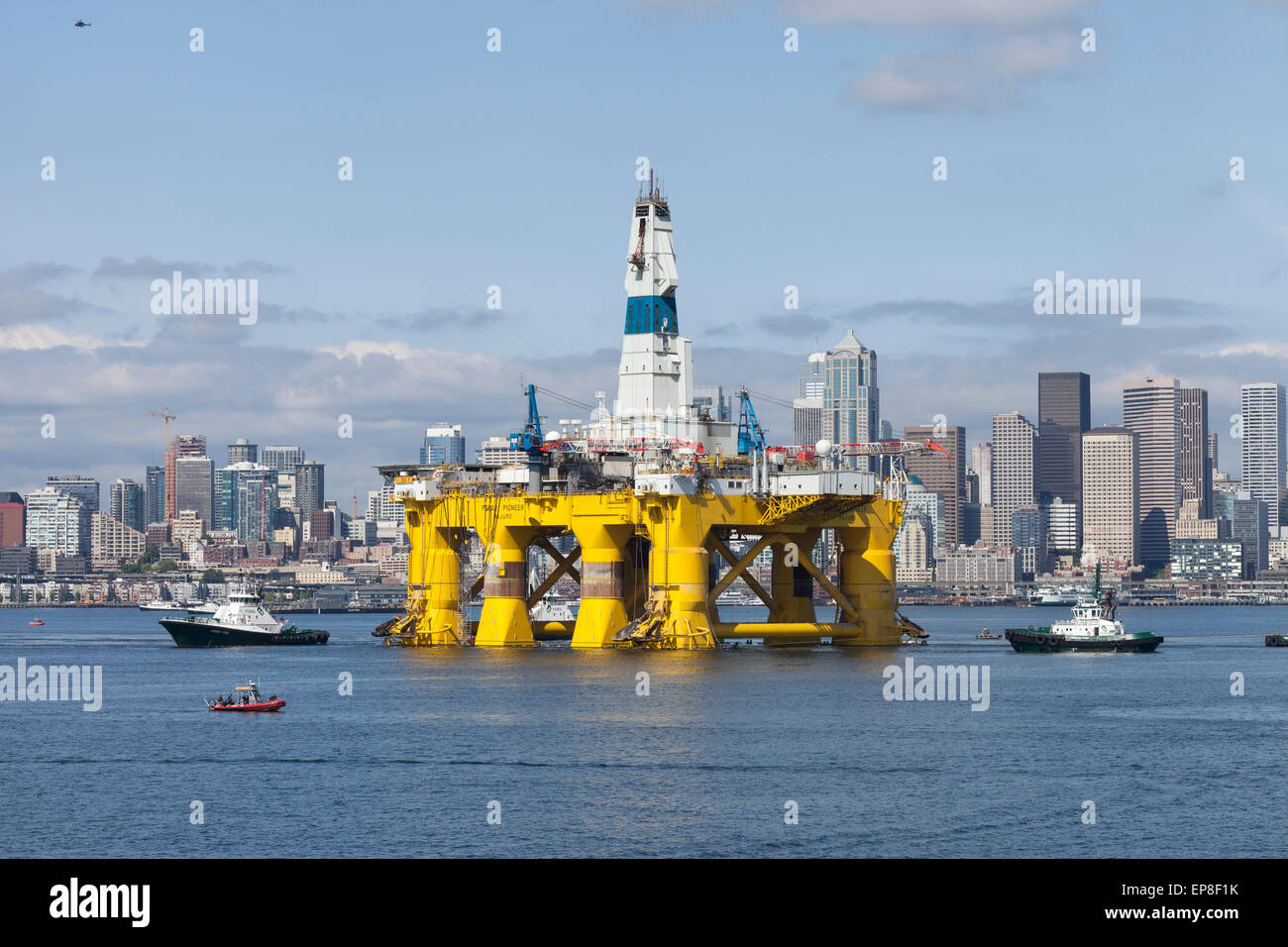 Seattle, Washington, USA. 14th May, 2015. Shell oil rig Transocean ...