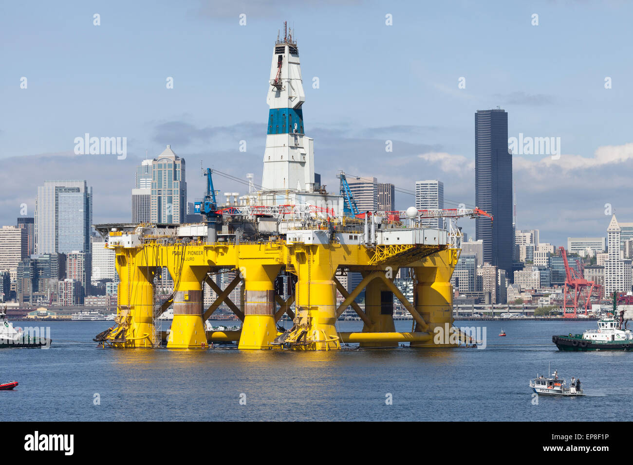 Seattle, Washington, USA. 14th May, 2015. Shell oil rig Transocean ...