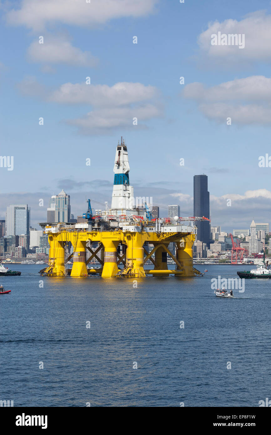Seattle, Washington, USA. 14th May, 2015. Shell oil rig Transocean ...