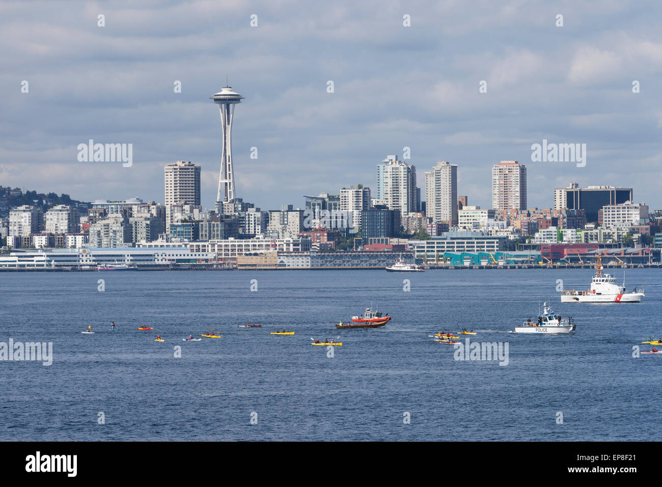 Seattle, Washington, USA. 14th May, 2015. Shell oil rig Transocean ...