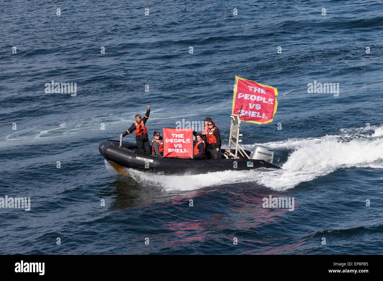 Seattle, Washington, USA. 14th May, 2015. Shell oil rig Transocean ...