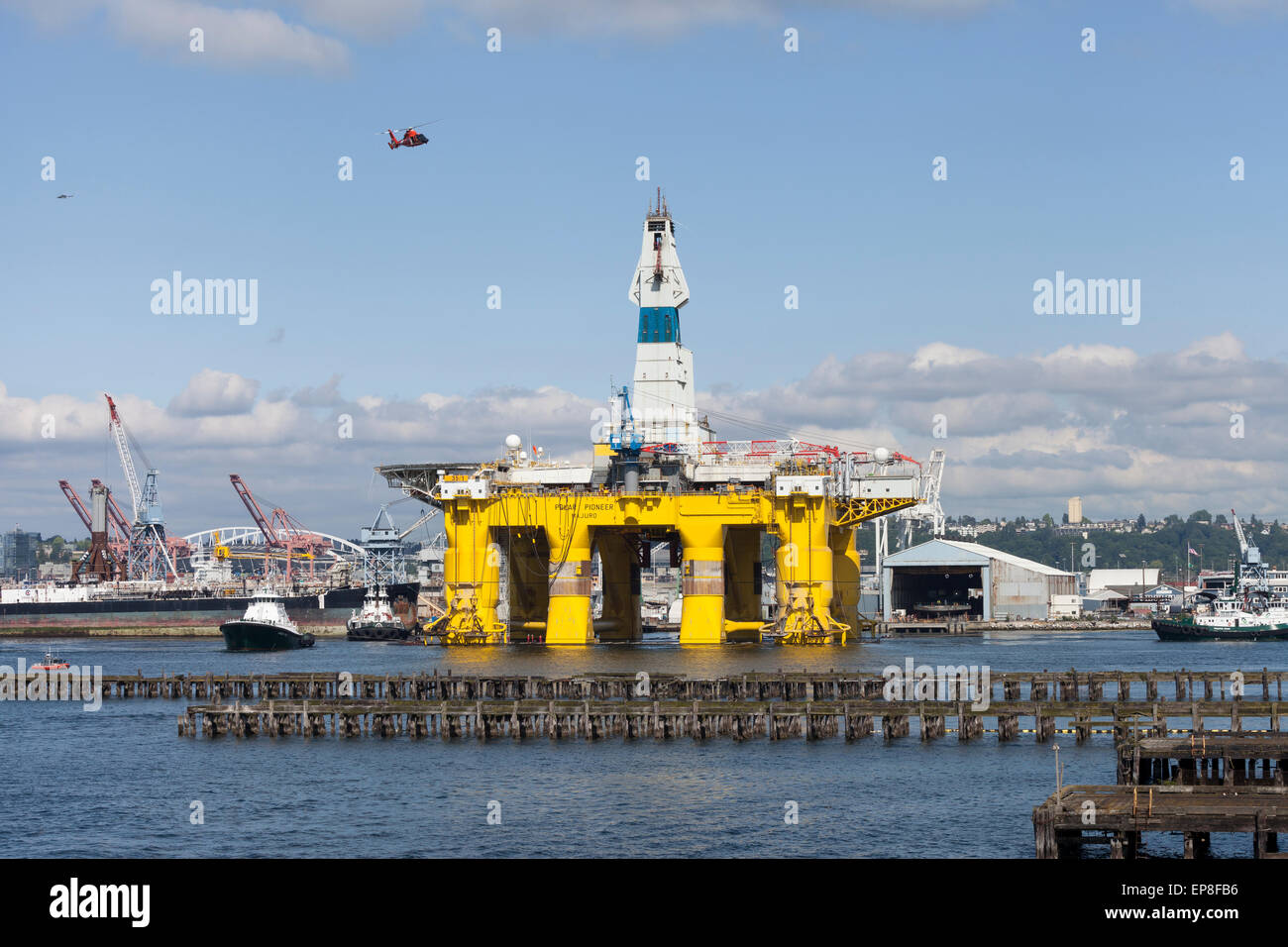 Seattle, Washington, USA. 14th May, 2015. Shell oil rig Transocean ...