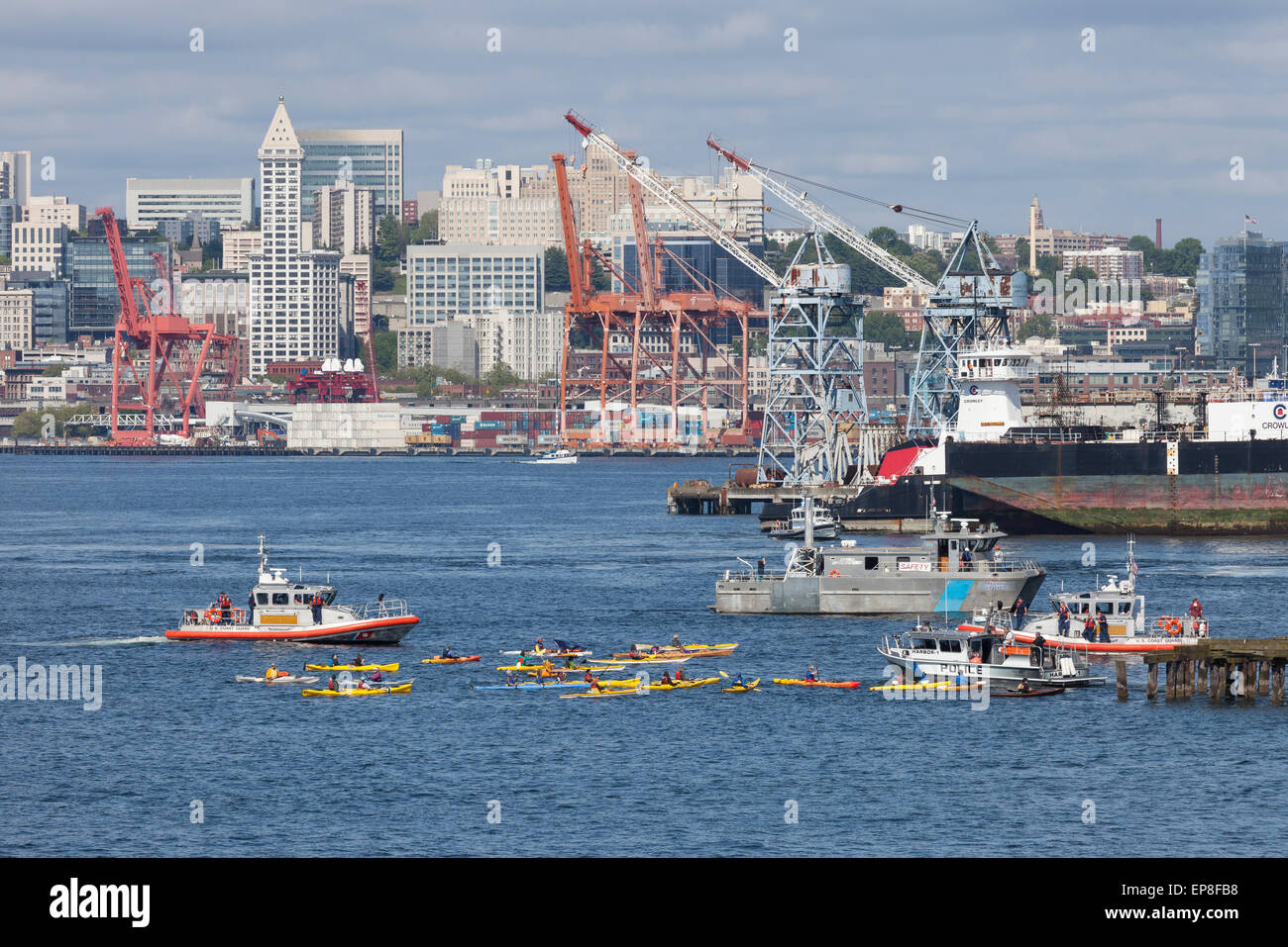 Seattle, Washington, USA. 14th May, 2015. Shell oil rig Transocean ...