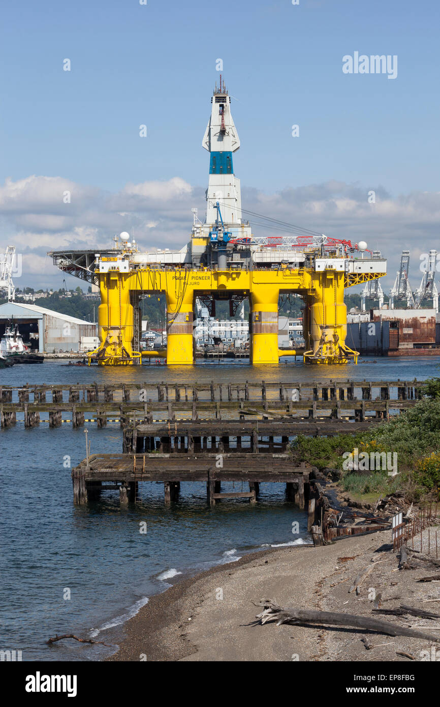 Seattle, Washington, USA. 14th May, 2015. Shell oil rig Transocean ...