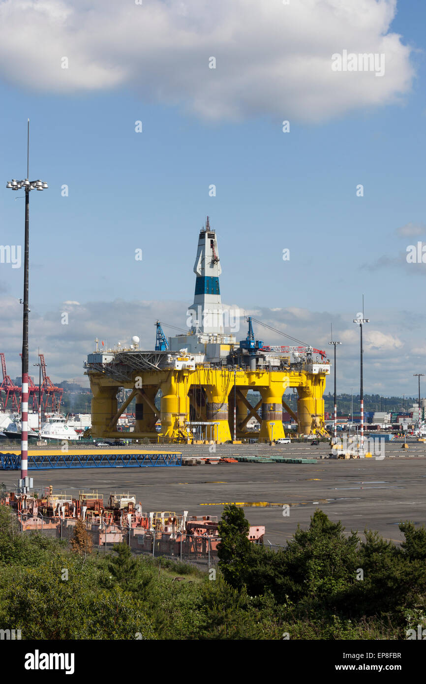Seattle, Washington, USA. 14th May, 2015. Shell oil rig Transocean ...