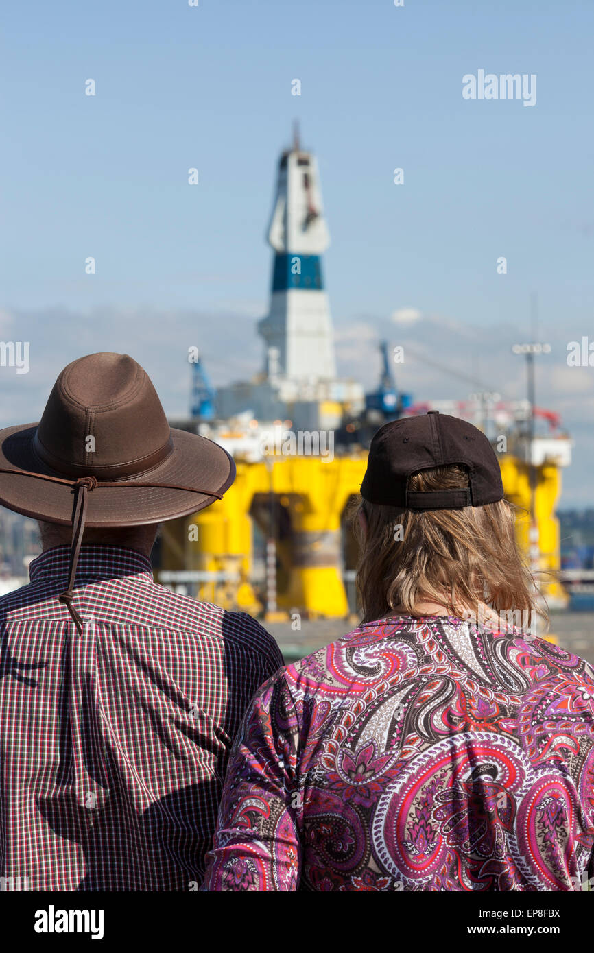 Seattle, Washington, USA. 14th May, 2015. Shell oil rig Transocean ...