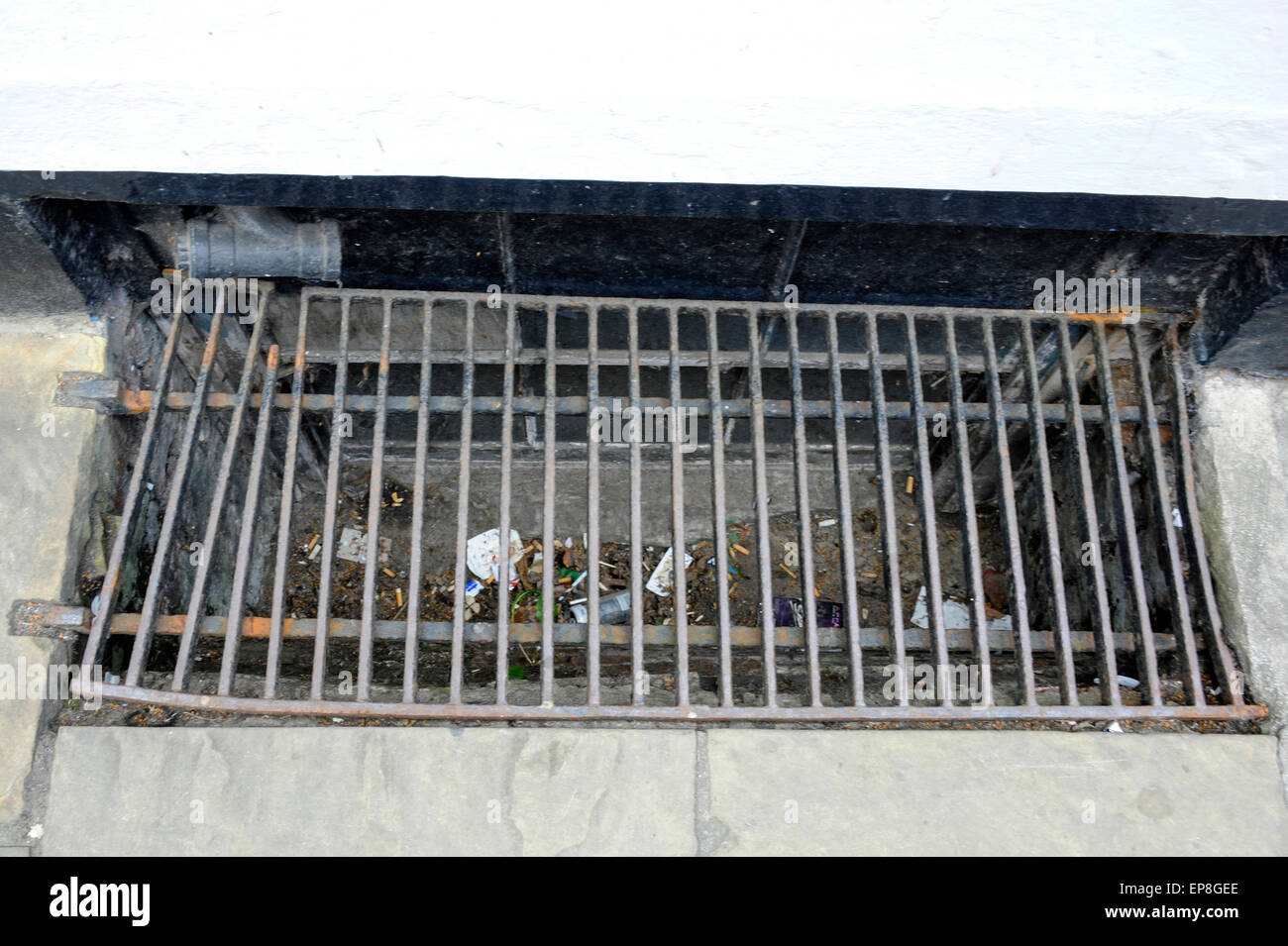 Cellar window grating, Steep Hill, Lincoln Stock Photo - Alamy