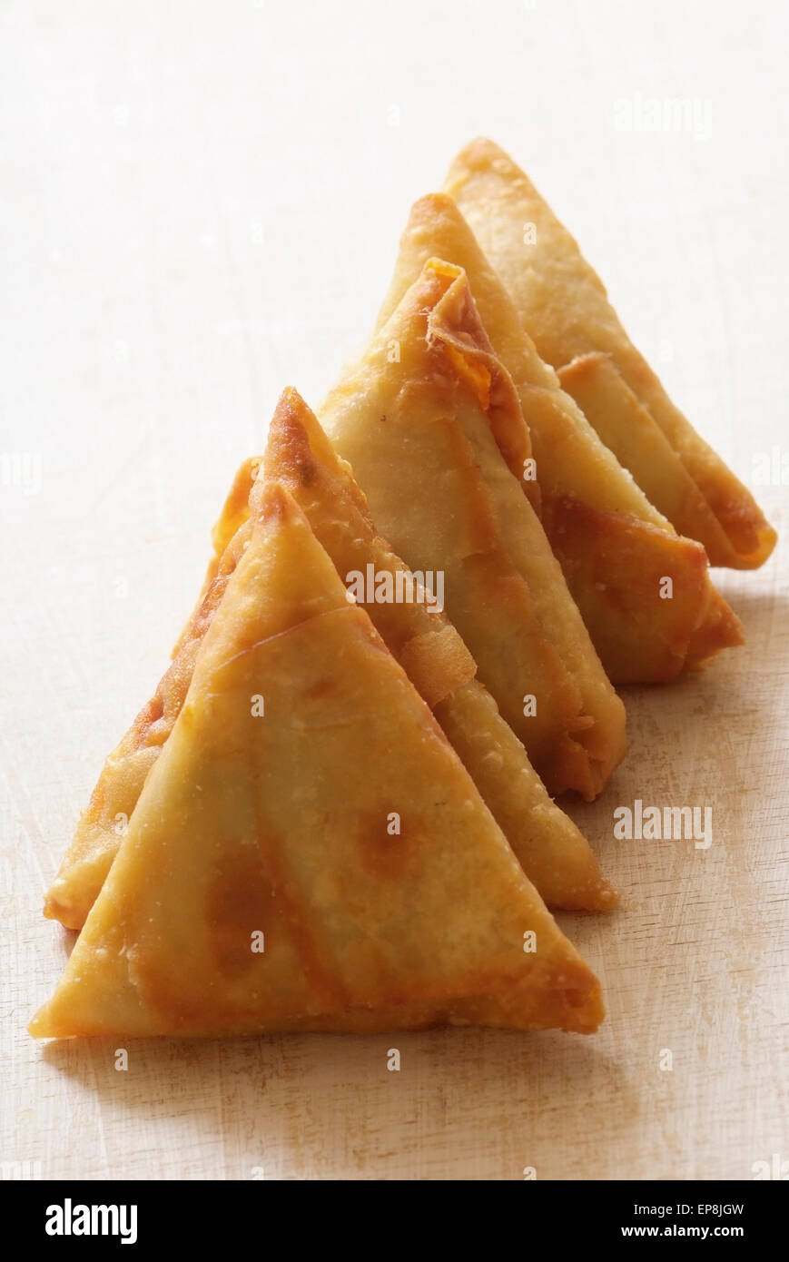 Samoosas hi-res stock photography and images - Alamy