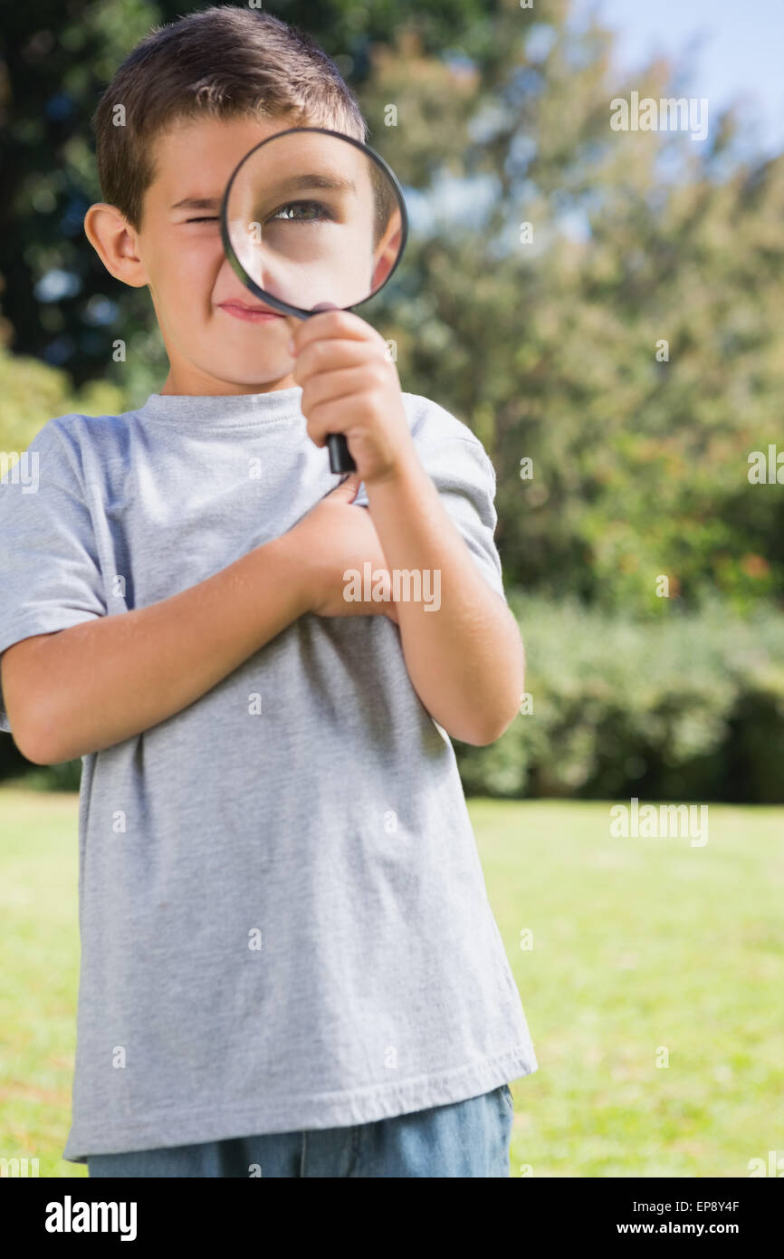 Small child looking through a magnifying glass Stock Photo - Alamy
