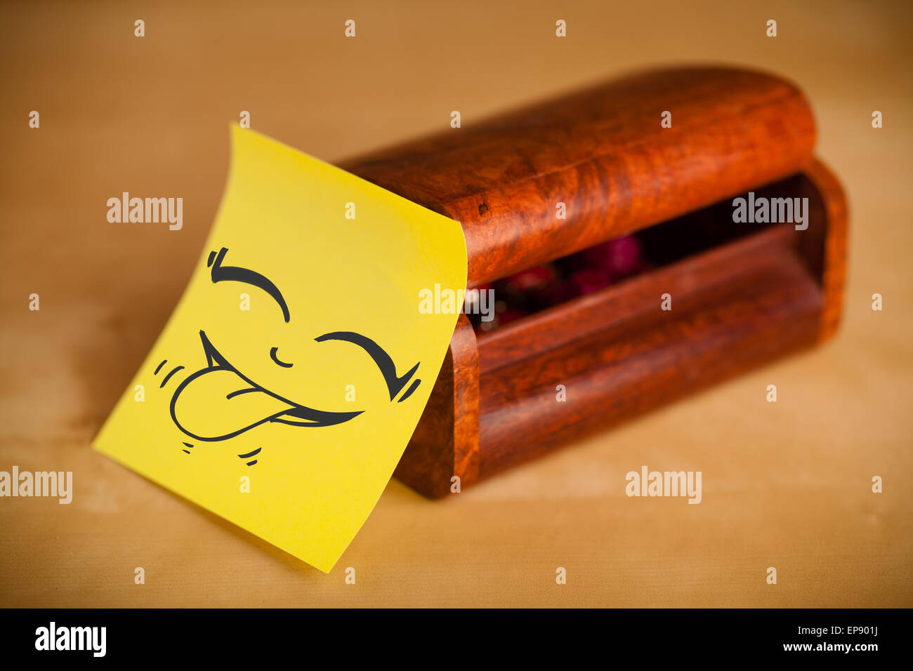 Post-it note with smiley face sticked on jewelry box Stock Photo - Alamy