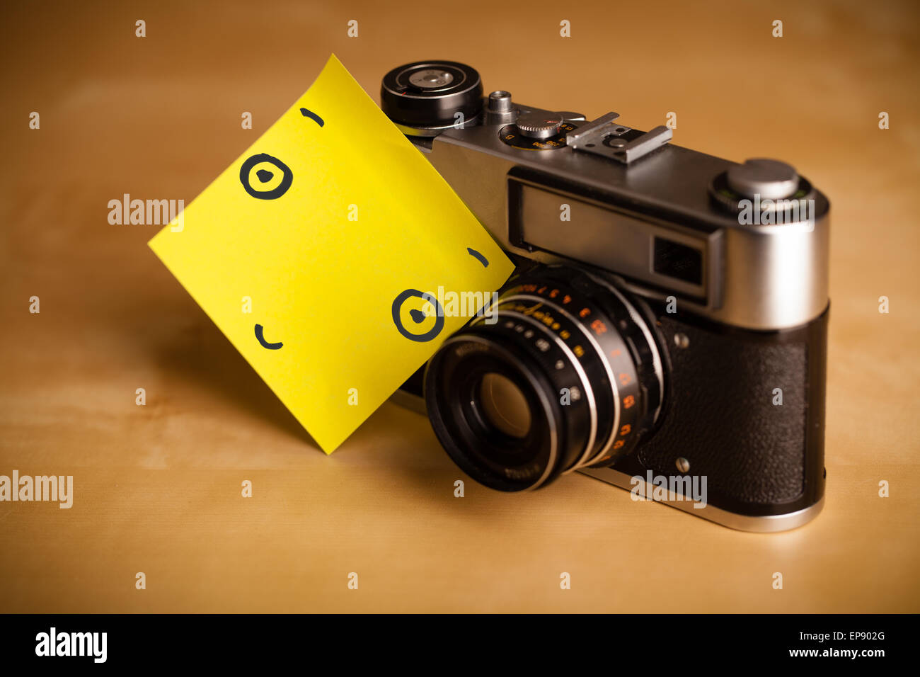 Post-it note with smiley face sticked on a photo camera Stock Photo - Alamy