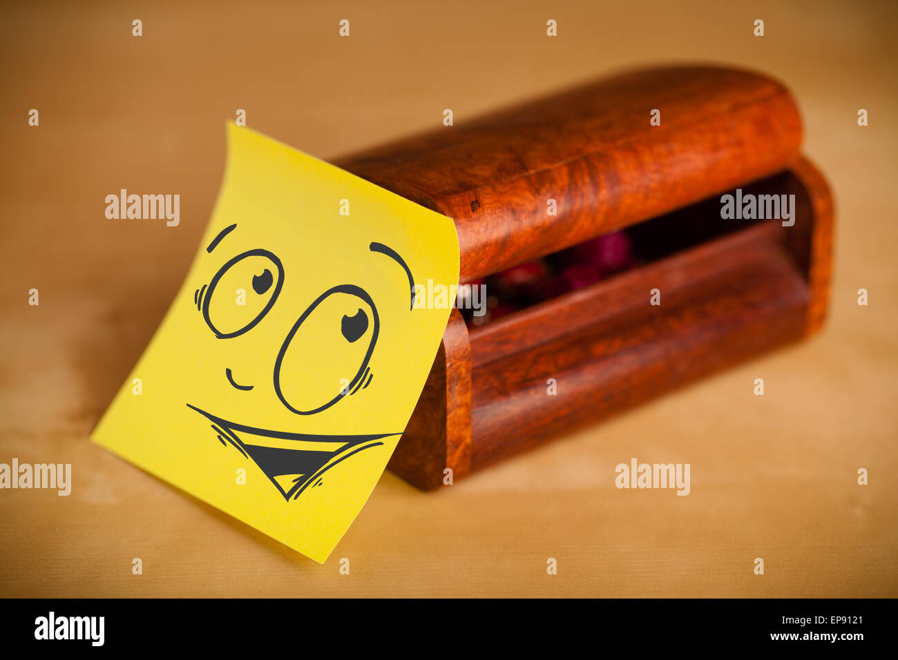 Post-it note with smiley face sticked on jewelry box Stock Photo - Alamy